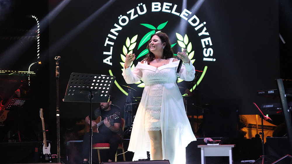 Şarkıcı Tuğçe Kandemir, festivali coşturdu – Özyurt Gazetesi